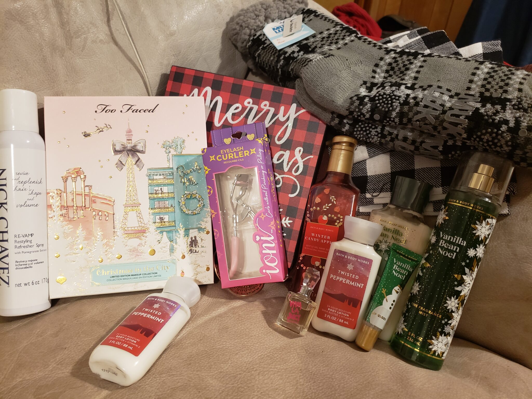These Holiday Gift Basket Ideas Are On Another Level - Cailey Maclean